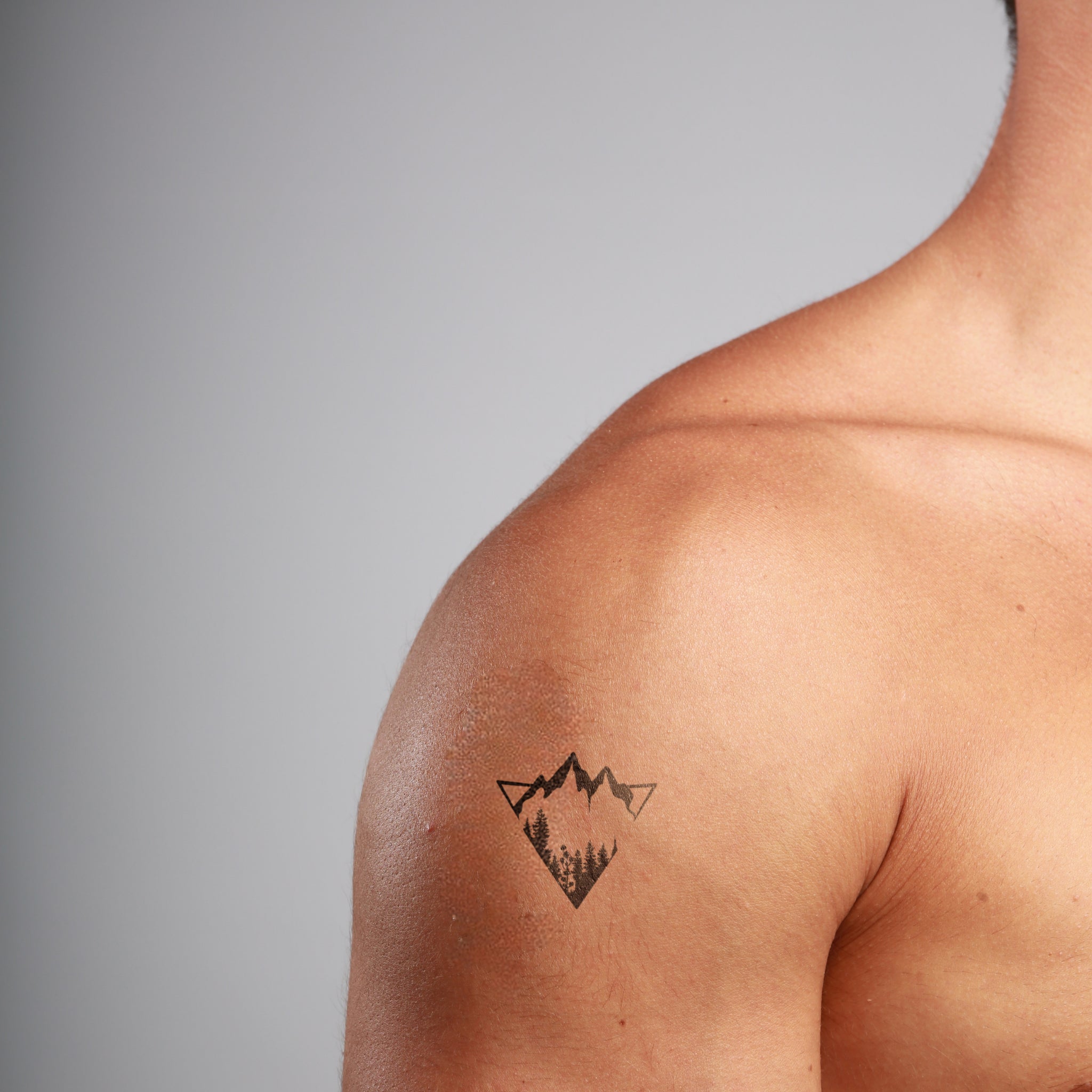 Flash-Tattoos | Minimalistisches temporäres Bergtattoo – The Flash Tattoo